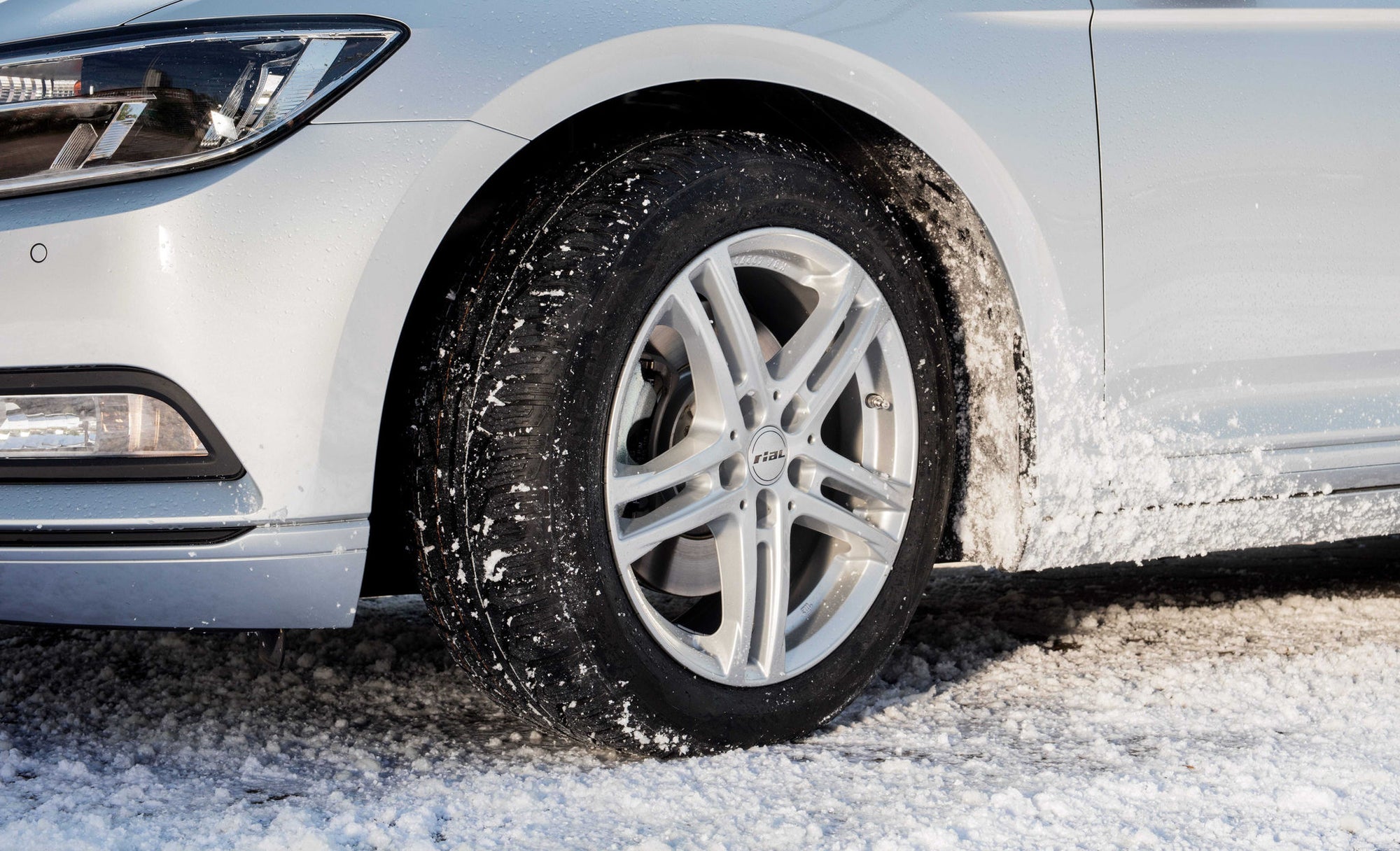 Physical forces when cornering: Cornering force while driving a car